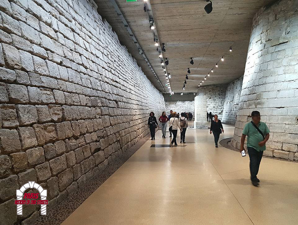 The Secret Hearts of the Louvre – Paris History of our Streets